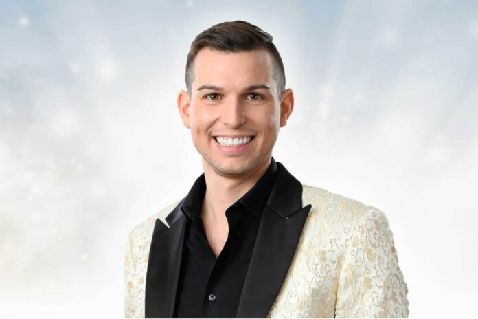 Review: Matt Fraser captivates The Theatre at Westbury on Long Island ...